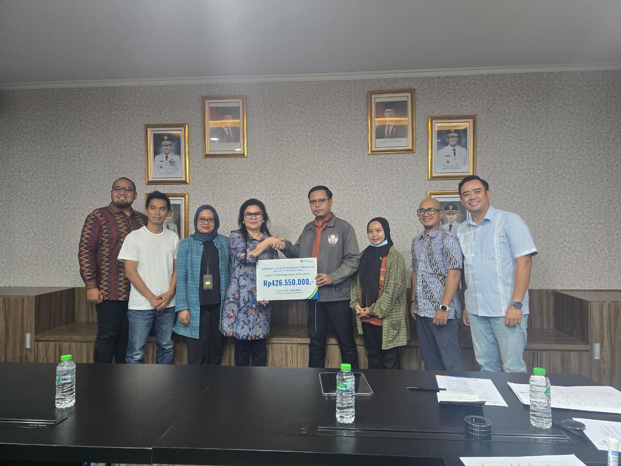 BPJS Ketenagakerjaan Sumedang bersama BJB Serahkan Manfaat Program MLT ...